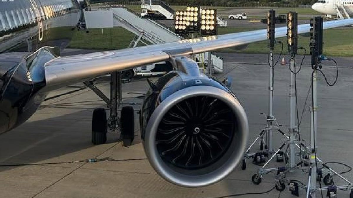 Plane Takes Off, Reaches Almost 15,000 Feet With Windows Missing - Hot ...