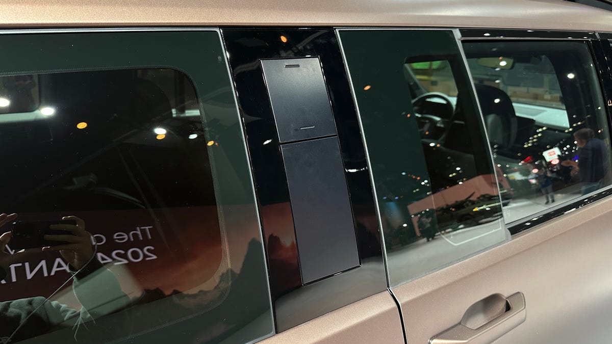 Check Out The 2024 Hyundai Santa Fe's Cleverly Integrated Grab Handle ...